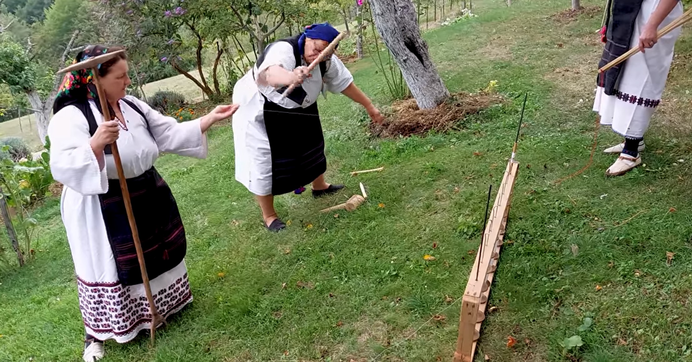 Kako se snovalo i navijalo za tkanje na stanu pogledajte u videu i ...