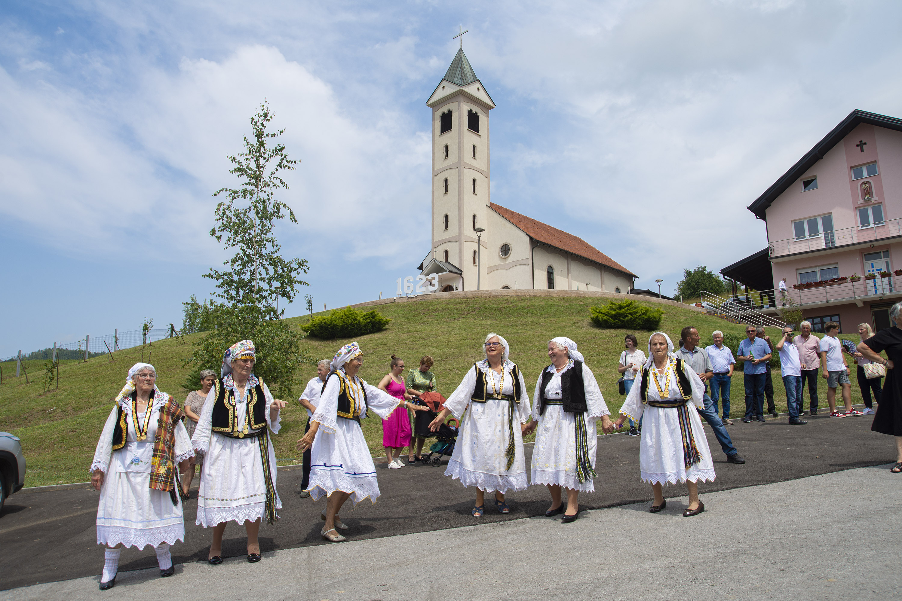 FOTO/VIDEO: Nadbiskup Vukšić predvodio Misno slavlje kojim je župa Dragunja obilježila 400 ...