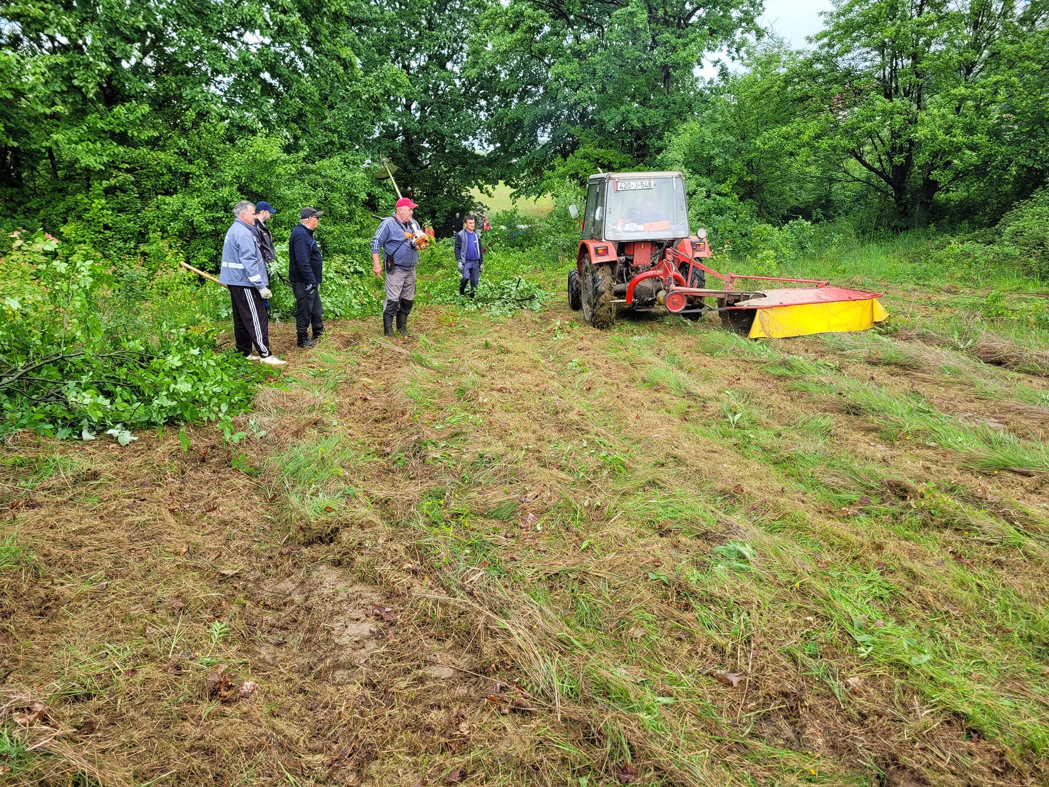 VIDEO/FOTO: Velika radna akcija na groblju u Par Selu: Mještani ...